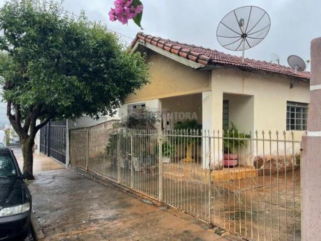 Casa localizada na Rua Brasil em Monte Aprazível/SP