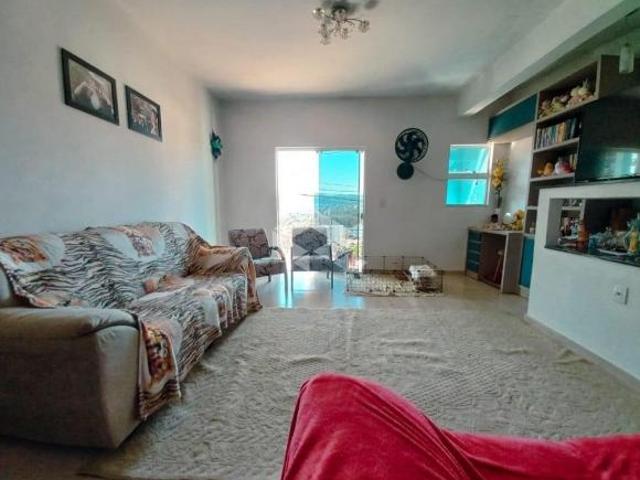Casa localizada próximo ao colégio Duque de Caxias