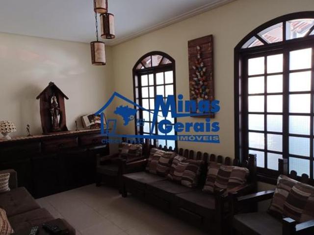 CASA LOTE INTEIRO COM EDÍCULA NO BOSQUE DOS EUCALIPTOS. RECEM REFORMADA, BEM CONSTRUIDA E AREJADA