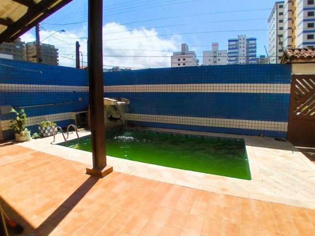 Casa Lote Inteiro com Piscina a 50m da Praia no Jardim Marina