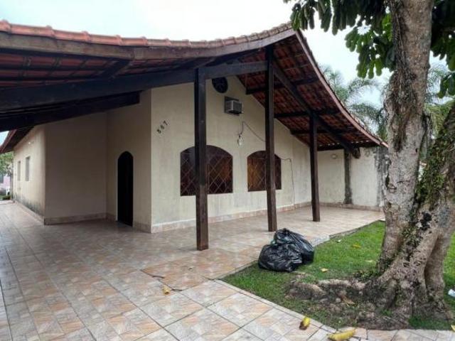 Casa lote inteiro em Itanhaém aceita financiar com 03 dormitórios