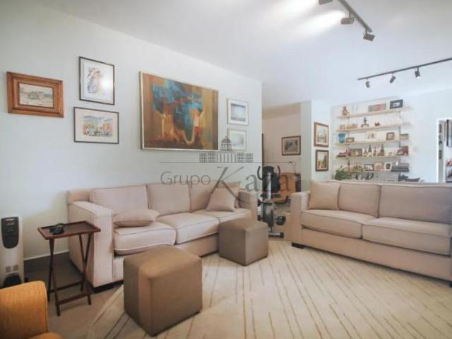 Casa Pacaembu 5 Dormitórios 300m²