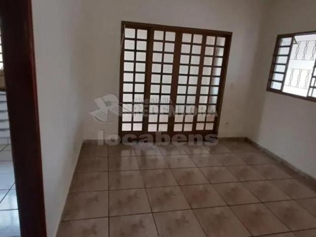 Casa Padrão à Venda com 03 Dormitórios no bairro Residencial Regissol I