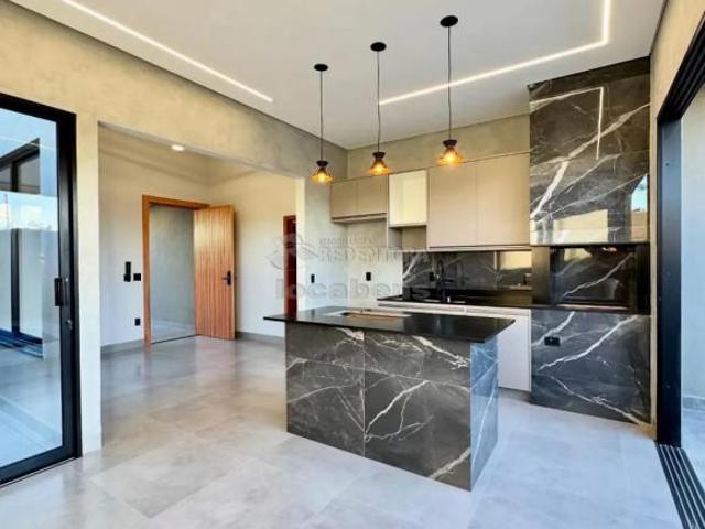 Casa Padrão à Venda com 3 Dormitórios, Piscina no bairro Vila Madalena