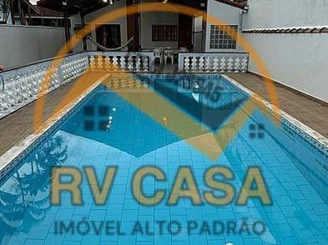 Casa Padrão alto 100 metros da praia próximo de tudo