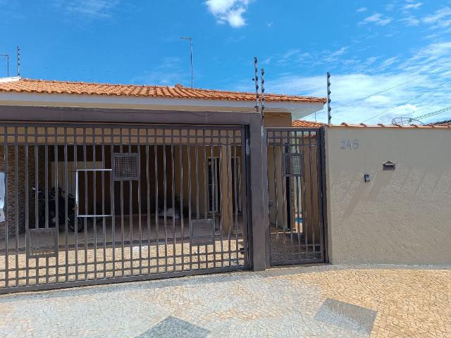 Casa padrão com 3 dormitórios e piscina no Parque Residencial Agudo Romão Imobiliária Casa Verde Catanduva