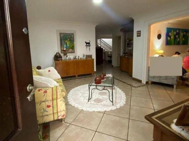 Casa Padrão com 5 Quartos sendo 4 suítes no bairro Aparecida/Santos
