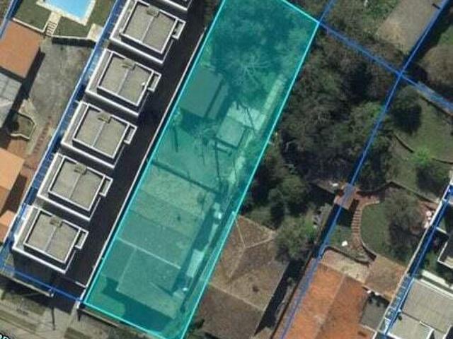 Casa Padrão com Terreno no Guabirotuba