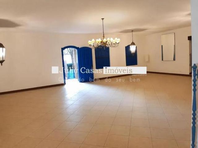 Casa Padrão Colonial com 3 Suítes, Cozinha e Área Gourmet Equipadas e Piscina