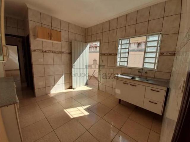 Casa Padrão em Jacareí Bairro Jardim Emília 3 Dormitórios 104 m2 Duas Vagas de Garagem