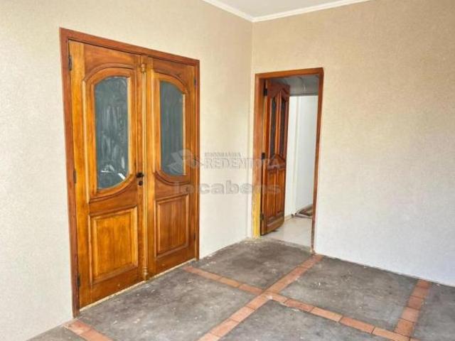 Casa Padrão localizada no bairro São Francisco de Assis I com 3 dormitórios e 2 vagas de garagem