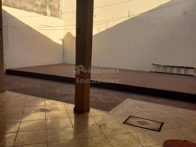 Casa Padrão localizado no Bairro arque das Flores/Jardim Urupês com área gourmet e escritorio
