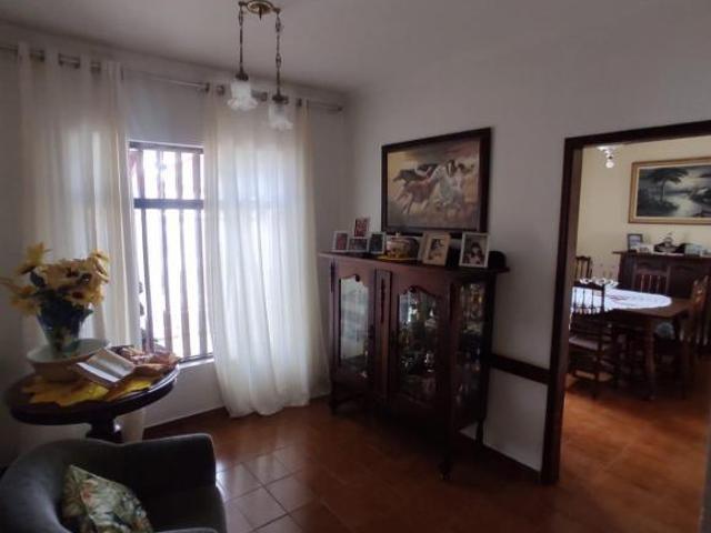 Casa padrão, muito bem localizada, em rua sem saída, perto de escola
