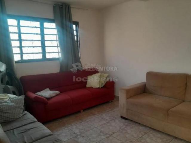 Casa Padrão no Centro com 03 dormitórios e 03 vagas de garagem