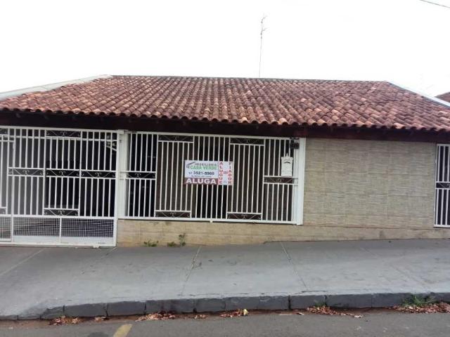 Casa padrão para alugar em São Francisco, Catanduva: 2 dormitórios, suíte e garagem coberta Imobiliária Casa Verde Catanduva
