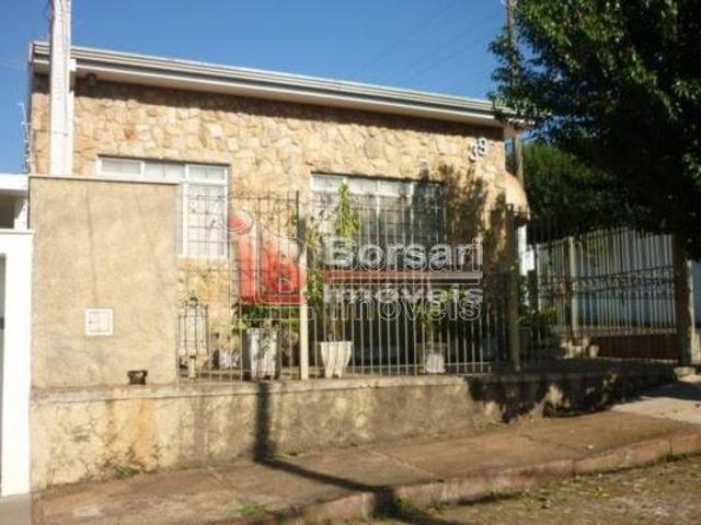 Casa padrao com 3 dormitorios, suite e 3 garagens no Centro de Araraquara