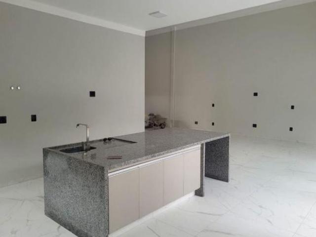 Casa Padrao com 3 Suites e Piscina em Condominio Fechado