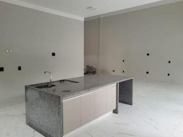 Casa Padrao com 3 Suites e Piscina em Condominio Fechado