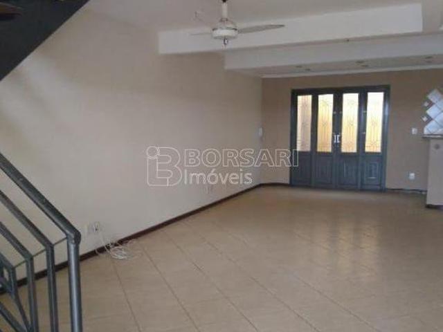 Casa Padrao com 4 Dormitorios e Piscina em Araraquara