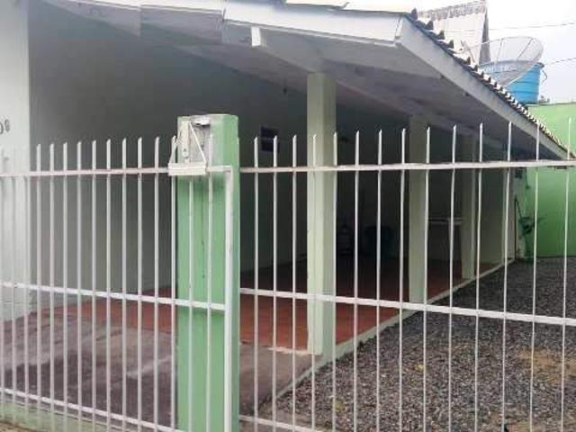 Casa para 09 Pessoas bem no Centro de Bombinhas