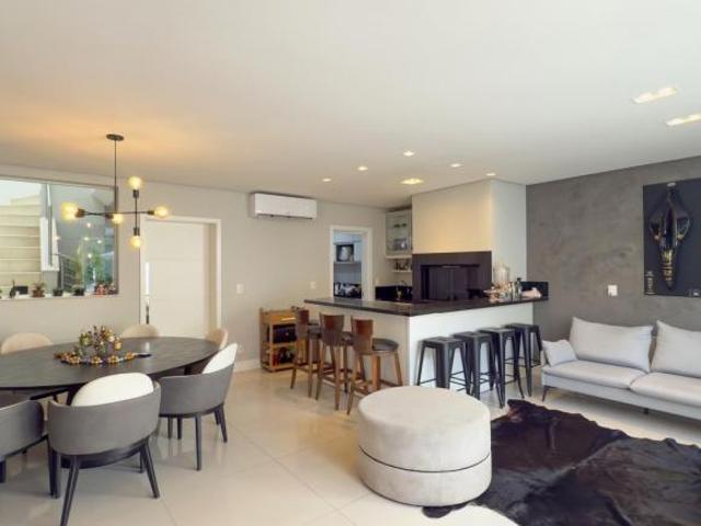 Casa para Comprar com 4 suítes, 386 m² Chácara das Pedras Porto Alegre