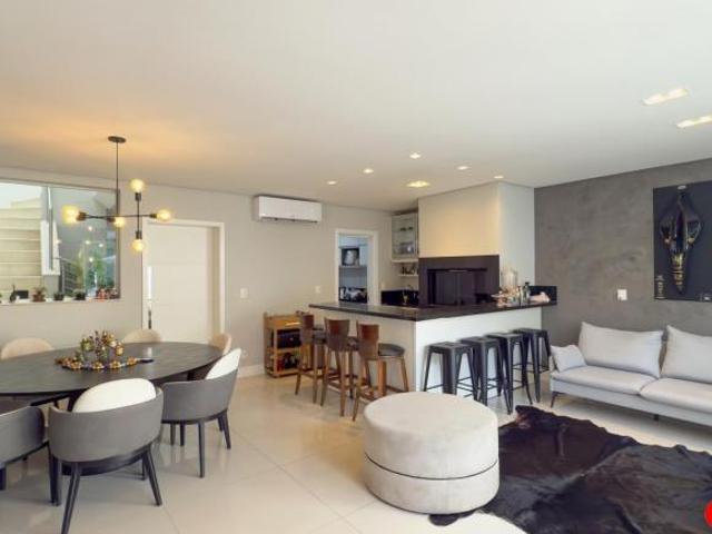 Casa para Comprar com 4 suítes, 386 m² Chácara das Pedras Porto Alegre