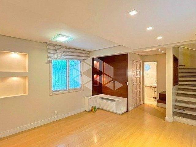 Casa para Comprar em Condomínio Fechado 4 Dormitórios