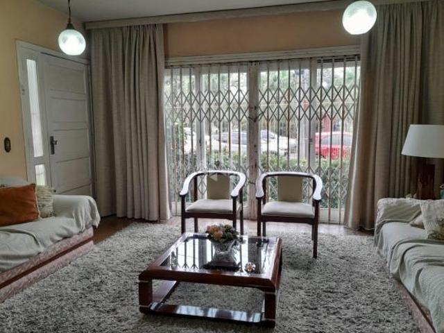 Casa para comprar no bairro Tristeza com 5 quartos 2 suítes
