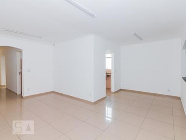 Casa para alugar com 450m², 4 quartos e 8 vagas