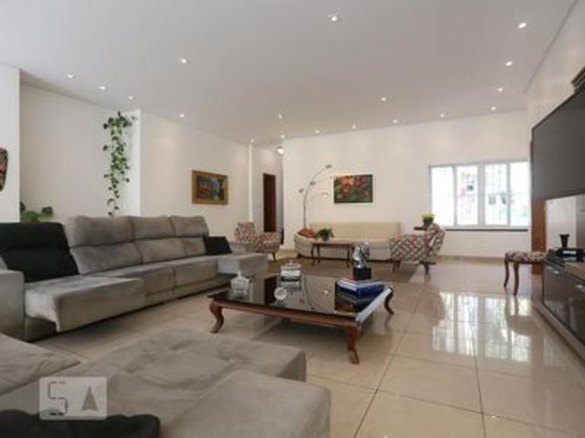 Casa para alugar com 500m², 5 quartos e 8 vagas