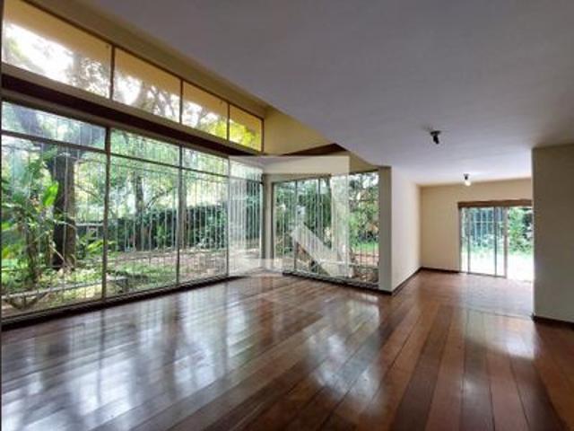 Casa para alugar com 570m², 4 quartos e 5 vagas