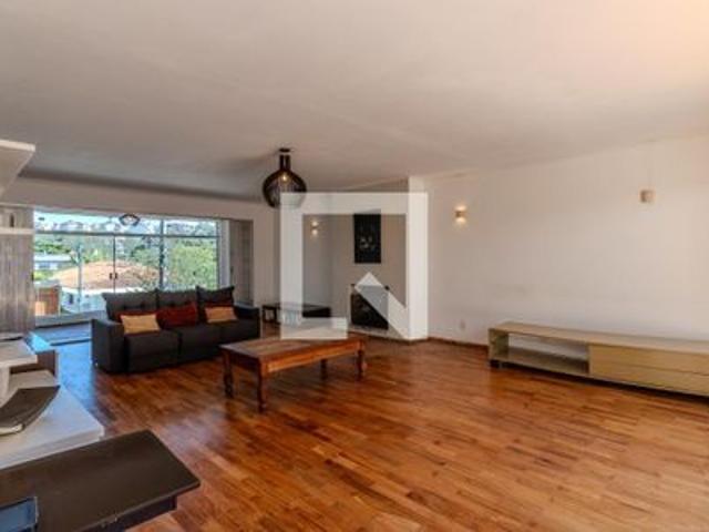 Casa para alugar com 600m², 4 quartos e 4 vagas