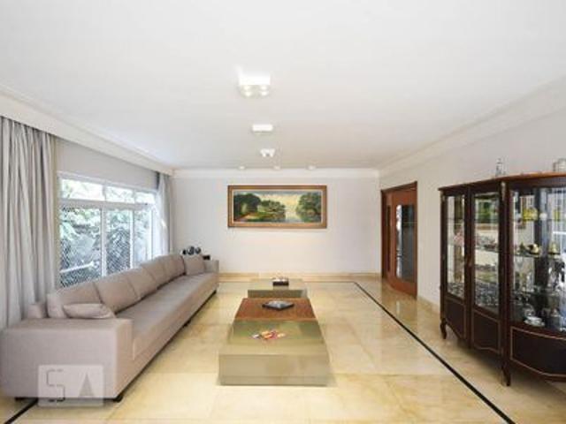 Casa para alugar com 670m², 4 quartos e 6 vagas