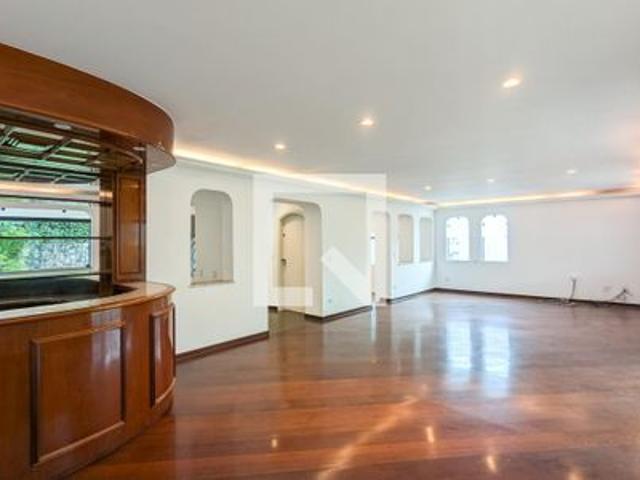 Casa para alugar com 800m², 6 quartos e 4 vagas