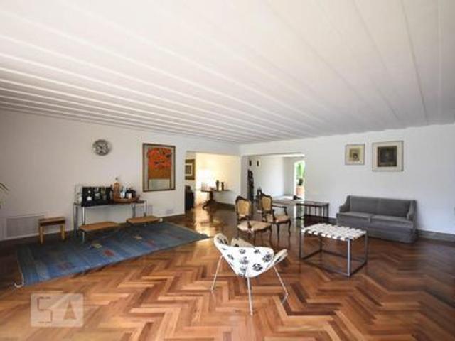 Casa para alugar com 890m², 5 quartos e 8 vagas