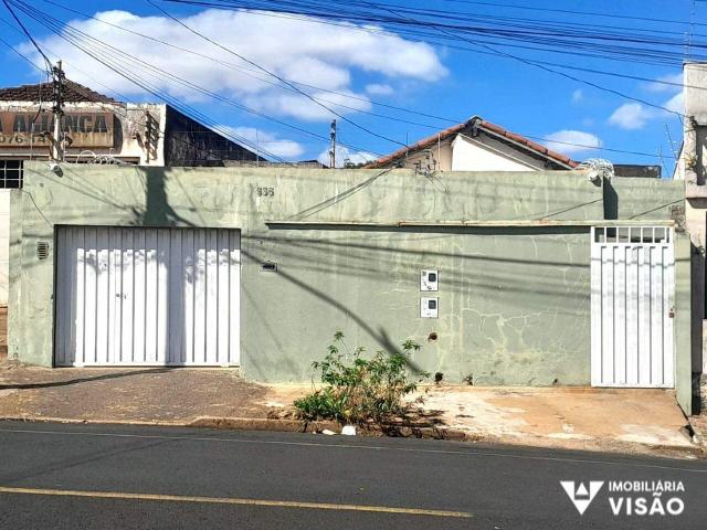 CASA PARA ALUGAR COM 03 QUARTOS, 02 VAGAS E EDÍCULA NO BAIRRO ABADIA