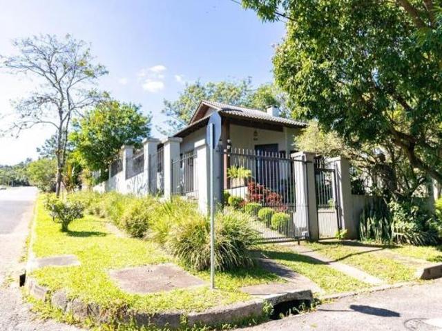 Casa para alugar com 140m², 2 quartos e 3 vagas. Bairro Guaruja