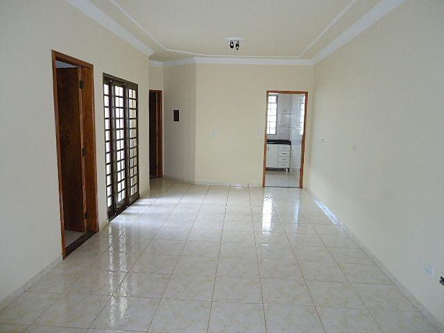 Casa para alugar com 1 Suíte + 2 Quartos em Jardim Santa Helena, Maringá PR