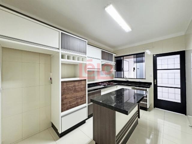 Casa para alugar com 1 Suíte + 2 Quartos em Parque das Laranjeiras, Maringá PR