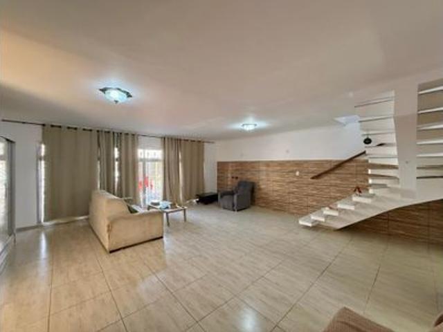 Casa para alugar com 218m², 3 quartos e 3 vagas