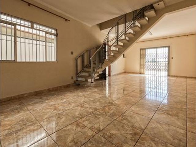 Casa para alugar com 220m², 3 quartos e 1 vaga