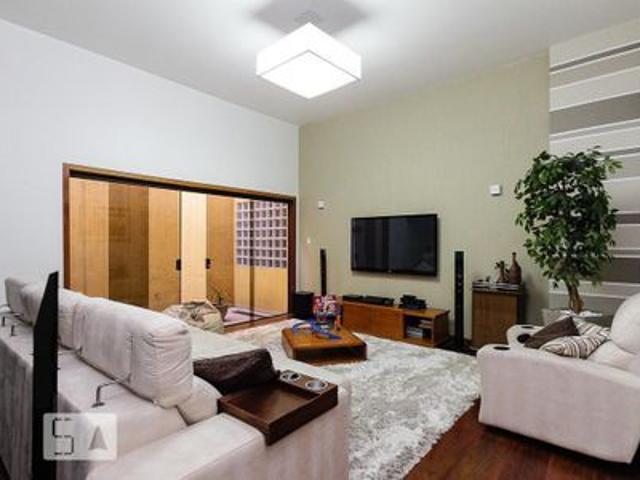 Casa para alugar com 220m², 3 quartos e 2 vagas