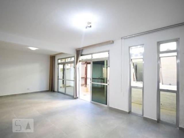Casa para alugar com 220m², 4 quartos e 4 vagas