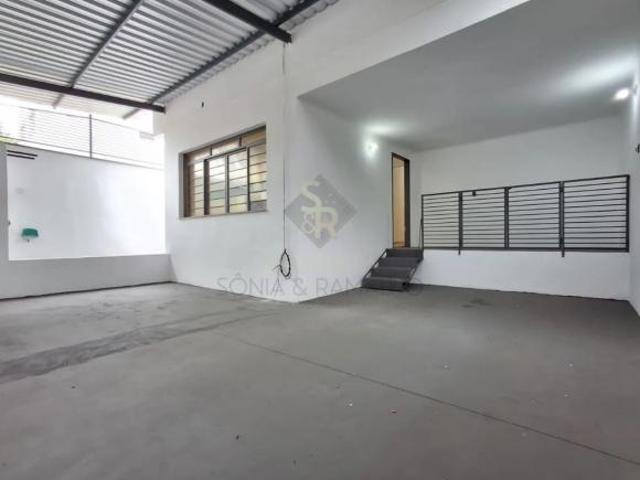 Casa para alugar com 222,40m² de área útil e 04 quartos, sendo 02 suítes no bairro Jardim Irajá, Em