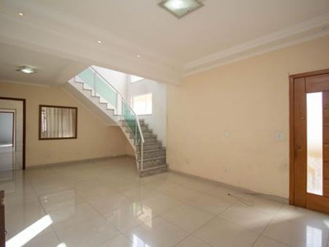 Casa para alugar com 240m², 4 quartos e 2 vagas