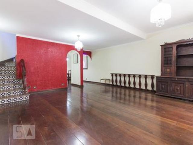 Casa para alugar com 240m², 4 quartos e 3 vagas