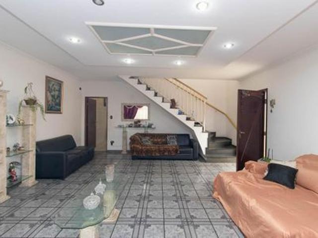 Casa para alugar com 244m², 4 quartos e 5 vagas
