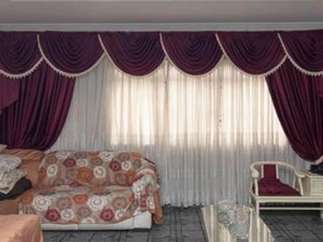 Casa para alugar com 244m², 4 quartos e 5 vagas