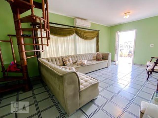 Casa para alugar com 247m², 4 quartos e 3 vagas
