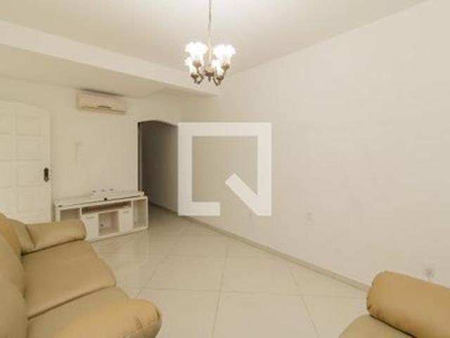 Casa para alugar com 250m², 4 quartos e 2 vagas